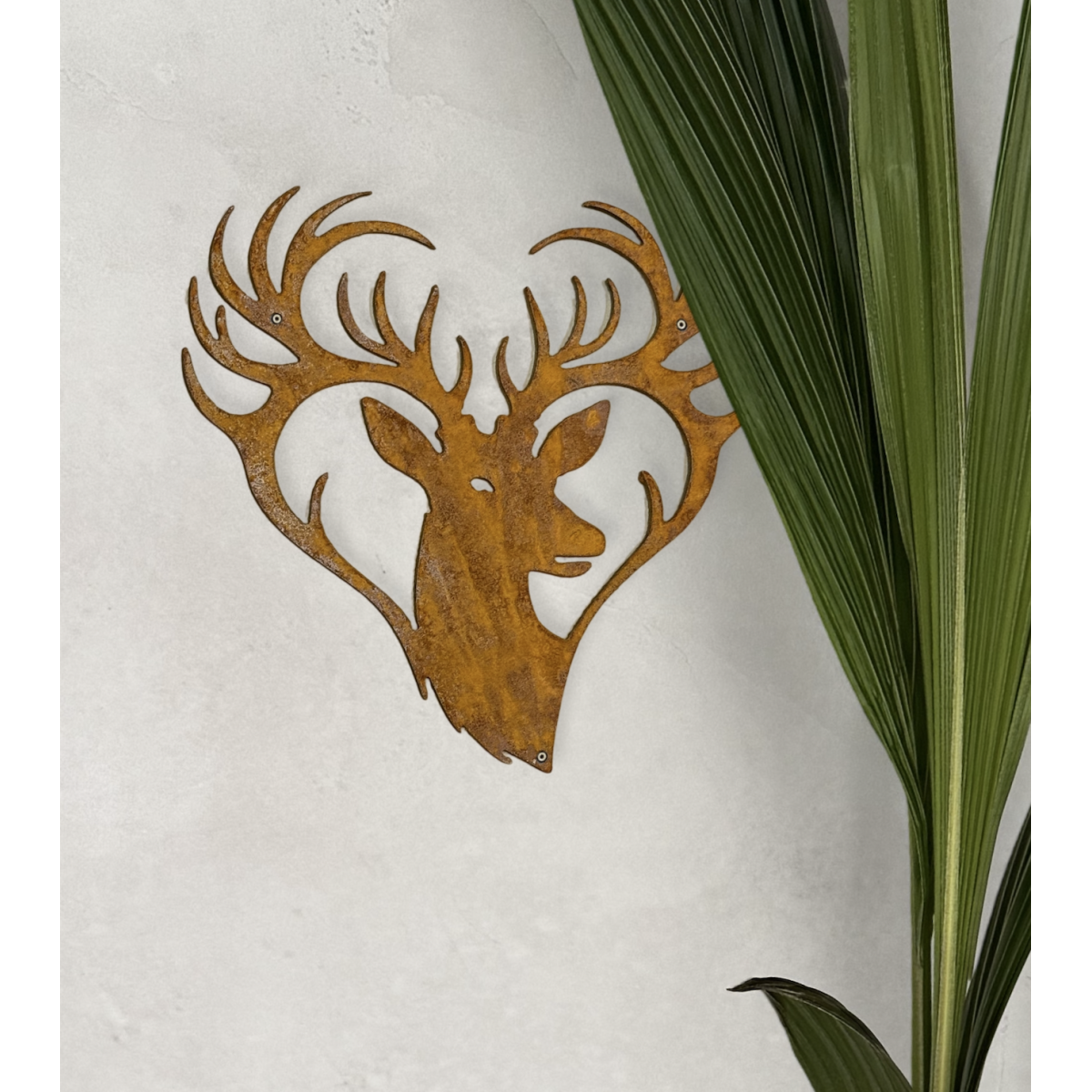 Silhouette de cerf formant un coeur en acier Corten